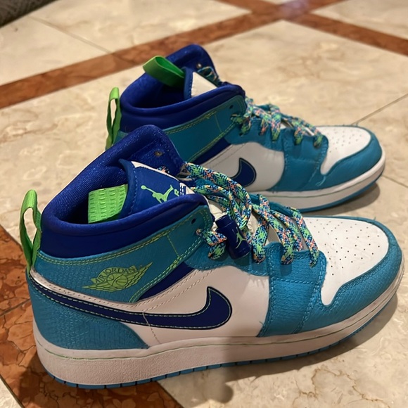 Nike | Shoes | Nike Air Jordan Mid Se Sprite Blue Big Kids Size 5y ...